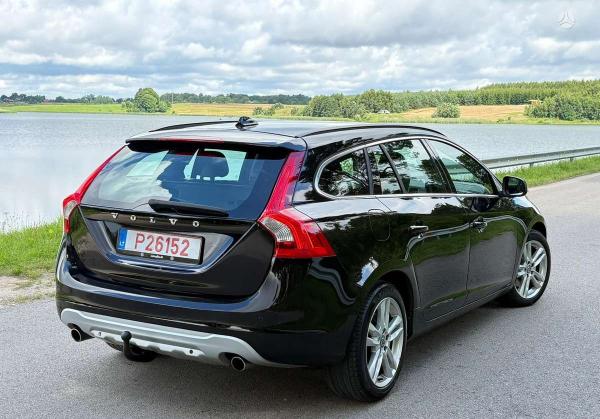 Black Volvo V60 2012 in Raseiniai, with an engine capacity of 2.40 L and mileage of 299 thousand km for 4750 €, photo 4 on AUTOMOTO.COM.LV