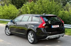 Melns Volvo V60 2012 Raseiniai, ar dzinēja tilpumu 2.40 L un nobraukumu 299 tūkst. km par 4750 €, foto 7 vietnē AUTOMOTO.COM.LV