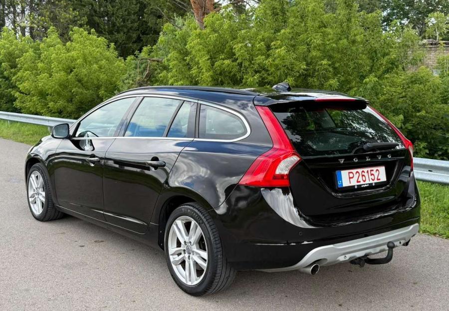 Melns Volvo V60 2012 Raseiniai, ar dzinēja tilpumu 2.40 L un nobraukumu 299 tūkst. km par 4750 €, foto 13 vietnē AUTOMOTO.COM.LV