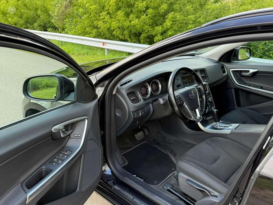 Melns Volvo V60 2012 Raseiniai, ar dzinēja tilpumu 2.40 L un nobraukumu 299 tūkst. km par 4750 €, foto 15 vietnē AUTOMOTO.COM.LV
