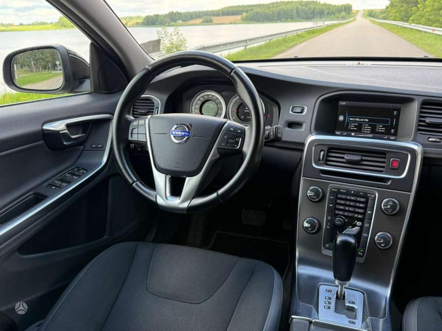 Melns Volvo V60 2012 Raseiniai, ar dzinēja tilpumu 2.40 L un nobraukumu 299 tūkst. km par 4750 €, foto 17 vietnē AUTOMOTO.COM.LV