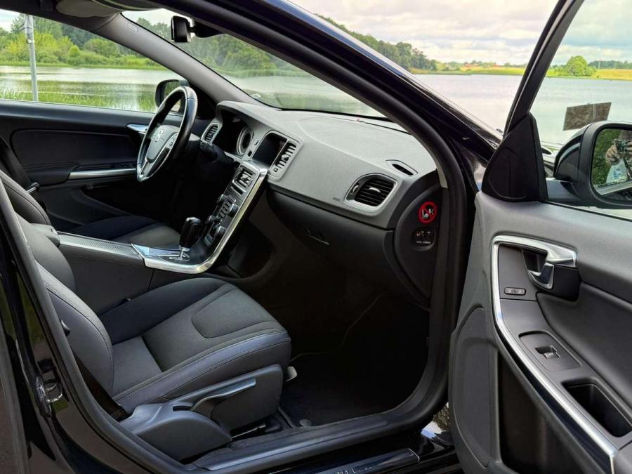 Melns Volvo V60 2012 Raseiniai, ar dzinēja tilpumu 2.40 L un nobraukumu 299 tūkst. km par 4750 €, foto 19 vietnē AUTOMOTO.COM.LV