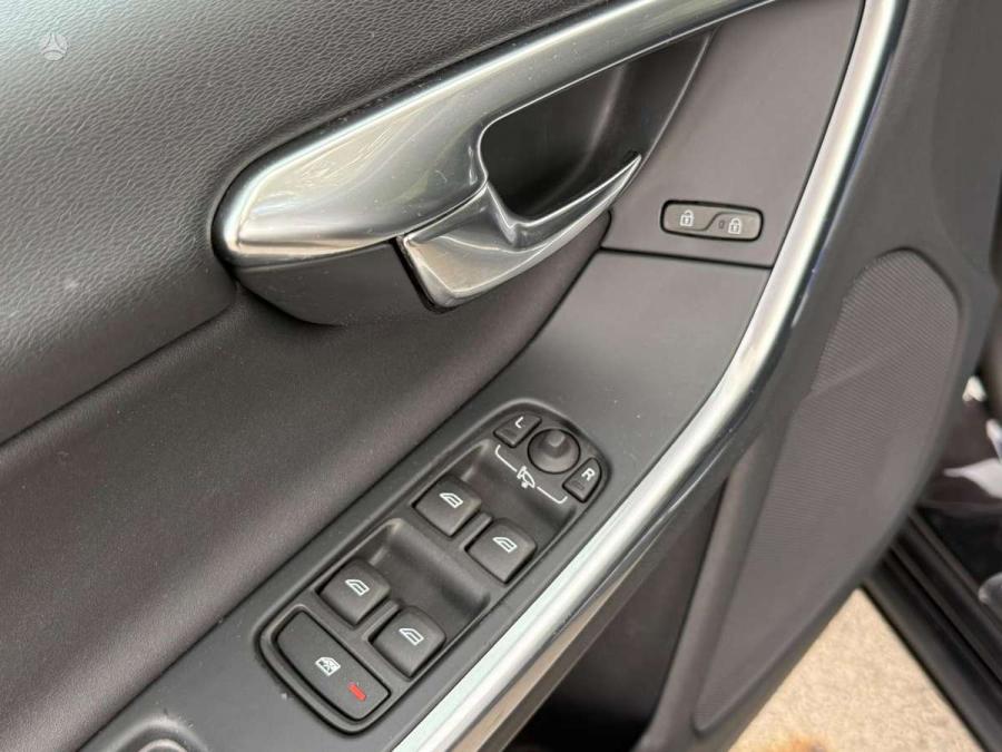 Melns Volvo V60 2012 Raseiniai, ar dzinēja tilpumu 2.40 L un nobraukumu 299 tūkst. km par 4750 €, foto 23 vietnē AUTOMOTO.COM.LV