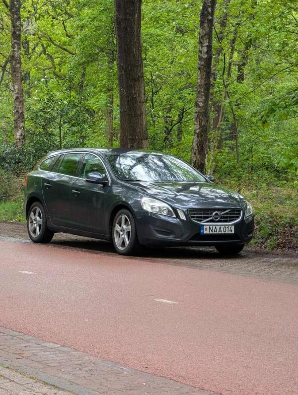 Melns Volvo V60 2012 Klaipėda, ar dzinēja tilpumu 1.56 L un nobraukumu 298 tūkst. km par 3950 €, foto 1 vietnē AUTOMOTO.COM.LV