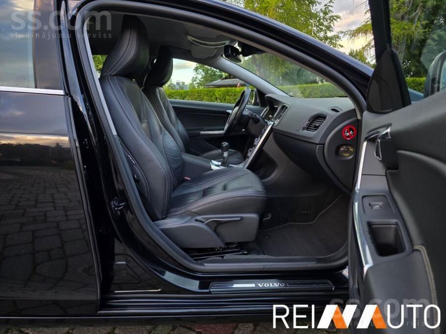 Melns Volvo V60 2012 Rīga, ar dzinēja tilpumu 2.00 L un nobraukumu 347 tūkst. km par 6350 €, foto 22 vietnē AUTOMOTO.COM.LV
