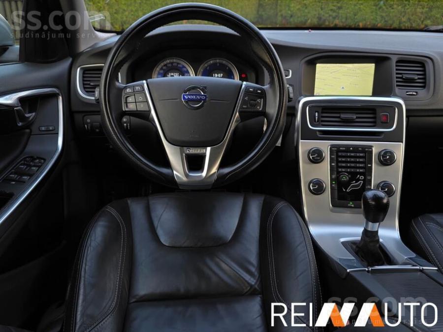 Melns Volvo V60 2012 Rīga, ar dzinēja tilpumu 2.00 L un nobraukumu 347 tūkst. km par 6350 €, foto 27 vietnē AUTOMOTO.COM.LV
