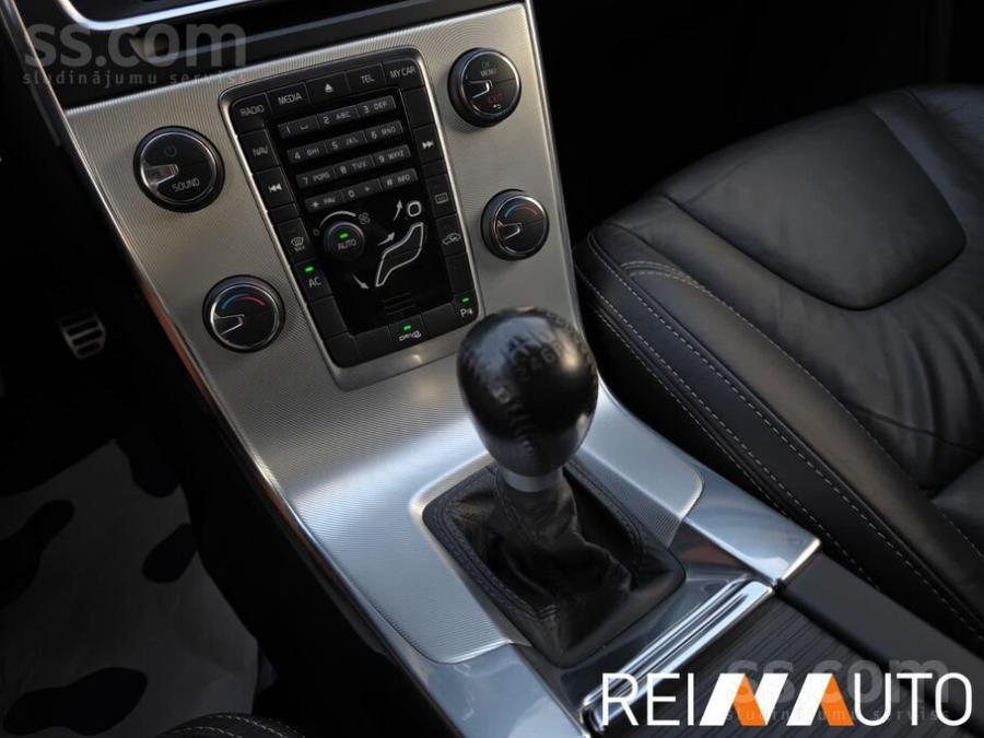 Melns Volvo V60 2012 Rīga, ar dzinēja tilpumu 2.00 L un nobraukumu 347 tūkst. km par 6350 €, foto 28 vietnē AUTOMOTO.COM.LV