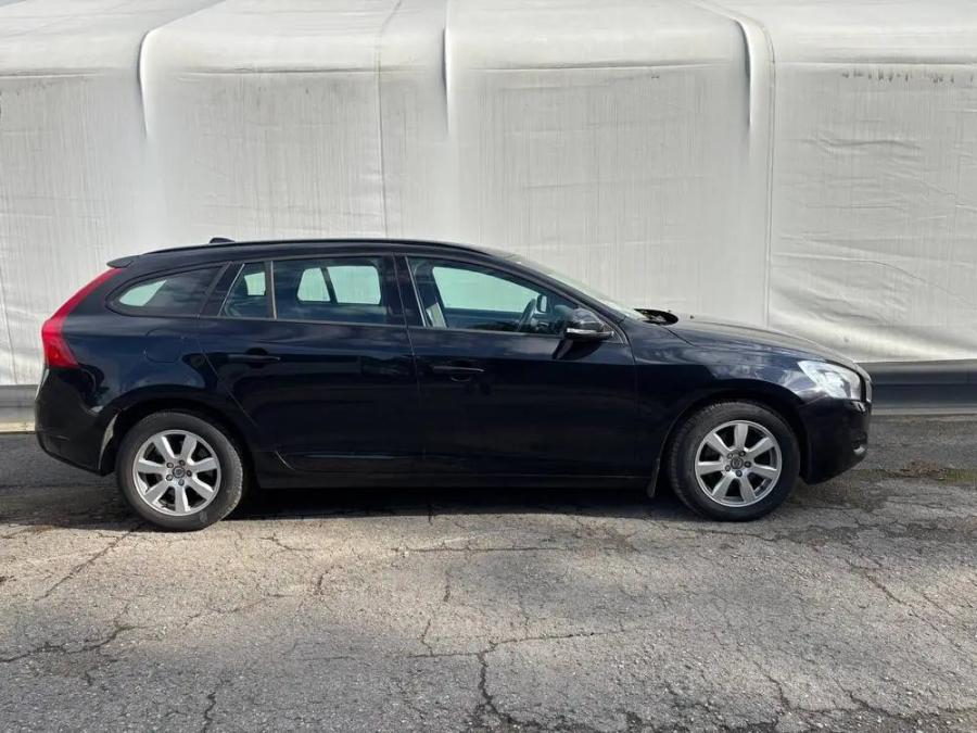 Melns Volvo V60 2012 Ogre, ar dzinēja tilpumu 2.00 L un nobraukumu 0 tūkst. km par 5100 €, foto 1 vietnē AUTOMOTO.COM.LV