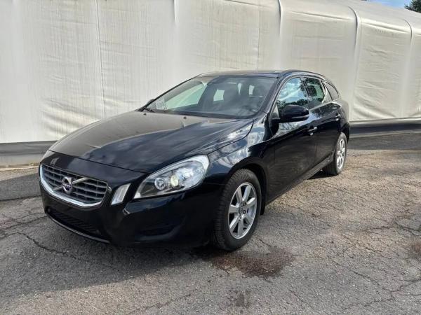 Black Volvo V60 2012 in Ogre, with an engine capacity of 2.00 L and mileage of 0 thousand km for 5100 €, photo 2 on AUTOMOTO.COM.LV