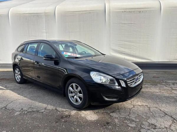 Black Volvo V60 2012 in Ogre, with an engine capacity of 2.00 L and mileage of 0 thousand km for 5100 €, photo 3 on AUTOMOTO.COM.LV