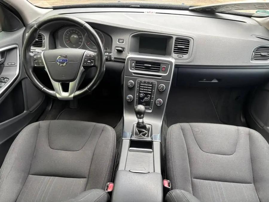 Melns Volvo V60 2012 Ogre, ar dzinēja tilpumu 2.00 L un nobraukumu 0 tūkst. km par 5100 €, foto 10 vietnē AUTOMOTO.COM.LV