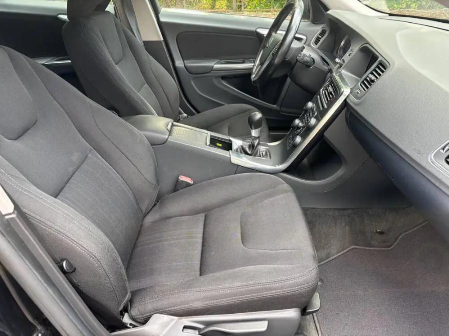 Melns Volvo V60 2012 Ogre, ar dzinēja tilpumu 2.00 L un nobraukumu 0 tūkst. km par 5100 €, foto 12 vietnē AUTOMOTO.COM.LV