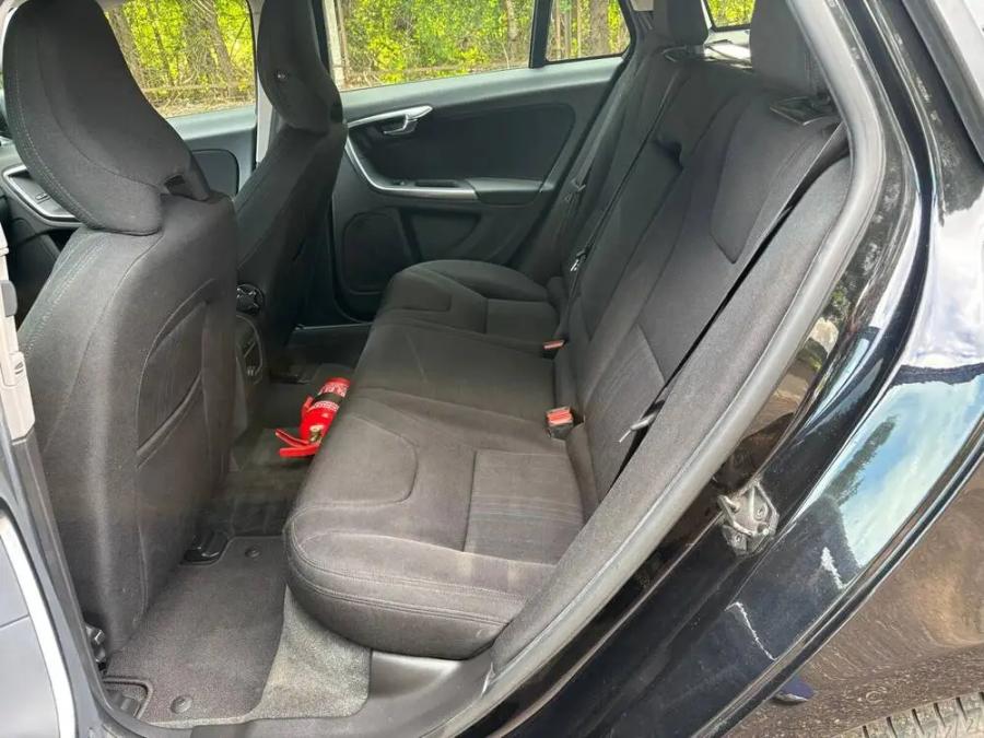 Melns Volvo V60 2012 Ogre, ar dzinēja tilpumu 2.00 L un nobraukumu 0 tūkst. km par 5100 €, foto 13 vietnē AUTOMOTO.COM.LV