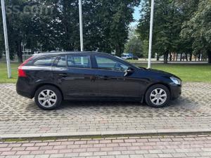 Melns Volvo V60 2012 Ogre, ar dzinēja tilpumu 2.00 L un nobraukumu 332 tūkst. km par 5100 €, foto  vietnē AUTOMOTO.COM.LV