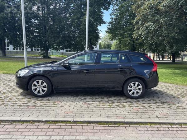 Black Volvo V60 2012 in Ogre, with an engine capacity of 2.00 L and mileage of 332 thousand km for 5100 €, photo 2 on AUTOMOTO.COM.LV