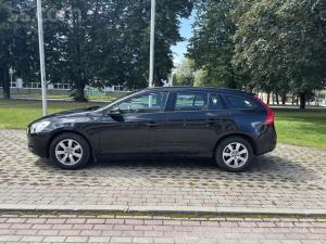 Melns Volvo V60 2012 Ogre, ar dzinēja tilpumu 2.00 L un nobraukumu 332 tūkst. km par 5100 €, foto 3 vietnē AUTOMOTO.COM.LV