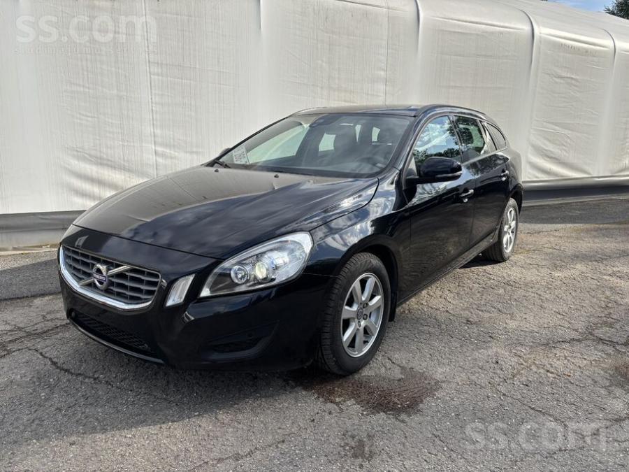 Melns Volvo V60 2012 Ogre, ar dzinēja tilpumu 2.00 L un nobraukumu 332 tūkst. km par 5100 €, foto 5 vietnē AUTOMOTO.COM.LV