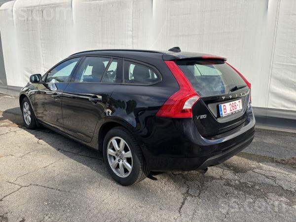Black Volvo V60 2012 in Ogre, with an engine capacity of 2.00 L and mileage of 332 thousand km for 5100 €, photo 6 on AUTOMOTO.COM.LV