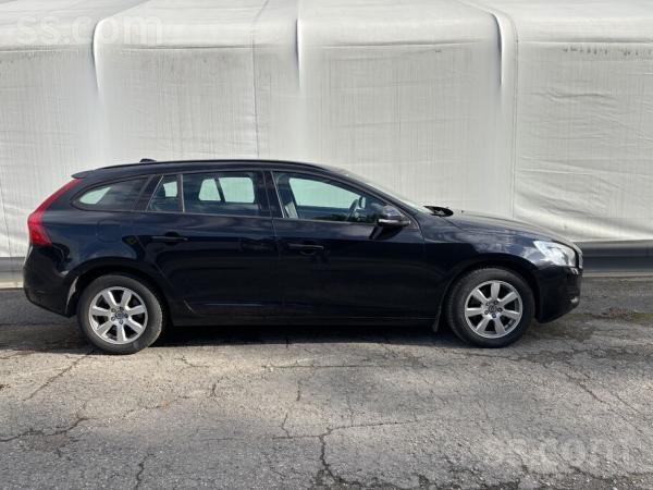 Black Volvo V60 2012 in Ogre, with an engine capacity of 2.00 L and mileage of 332 thousand km for 5100 €, photo 7 on AUTOMOTO.COM.LV