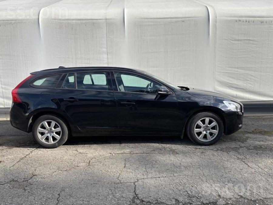 Melns Volvo V60 2012 Ogre, ar dzinēja tilpumu 2.00 L un nobraukumu 332 tūkst. km par 5100 €, foto 8 vietnē AUTOMOTO.COM.LV