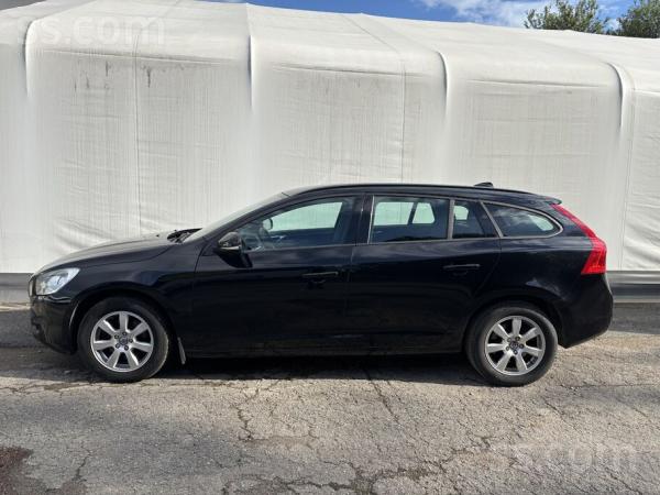 Black Volvo V60 2012 in Ogre, with an engine capacity of 2.00 L and mileage of 332 thousand km for 5100 €, photo 8 on AUTOMOTO.COM.LV