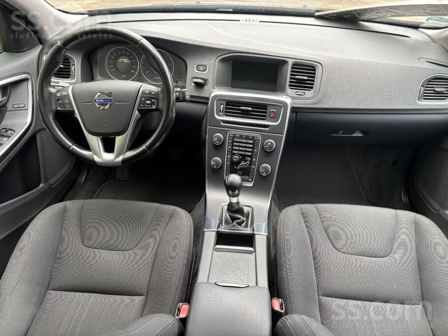 Melns Volvo V60 2012 Ogre, ar dzinēja tilpumu 2.00 L un nobraukumu 332 tūkst. km par 5100 €, foto 12 vietnē AUTOMOTO.COM.LV