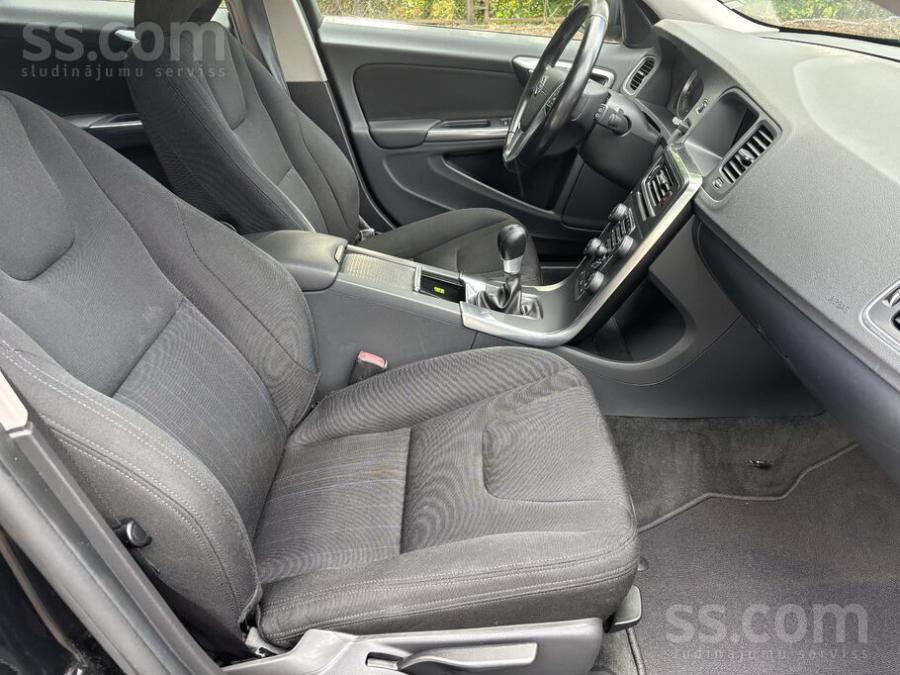 Melns Volvo V60 2012 Ogre, ar dzinēja tilpumu 2.00 L un nobraukumu 332 tūkst. km par 5100 €, foto 14 vietnē AUTOMOTO.COM.LV
