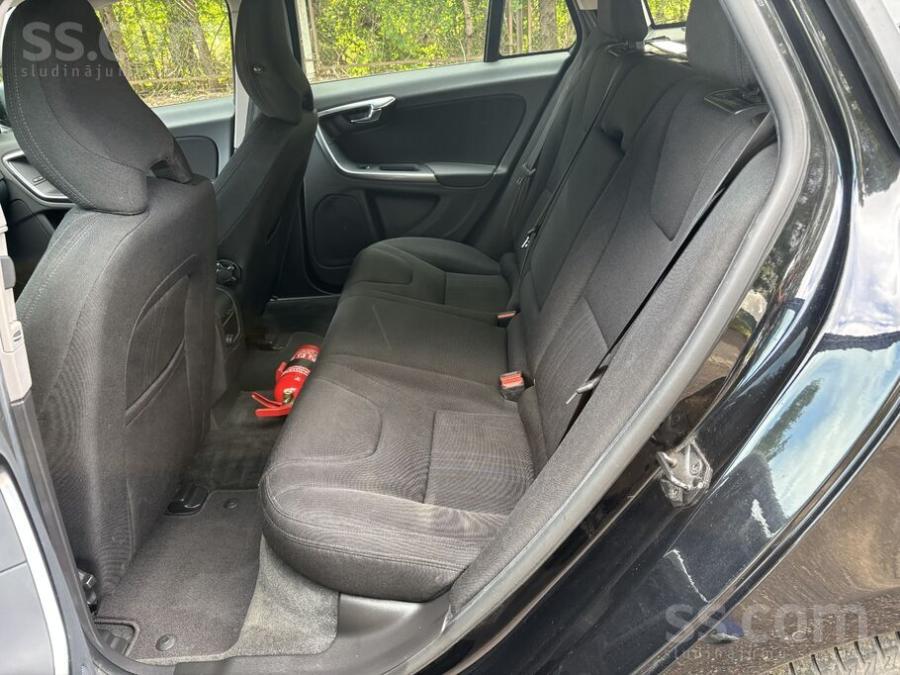 Melns Volvo V60 2012 Ogre, ar dzinēja tilpumu 2.00 L un nobraukumu 332 tūkst. km par 5100 €, foto 15 vietnē AUTOMOTO.COM.LV