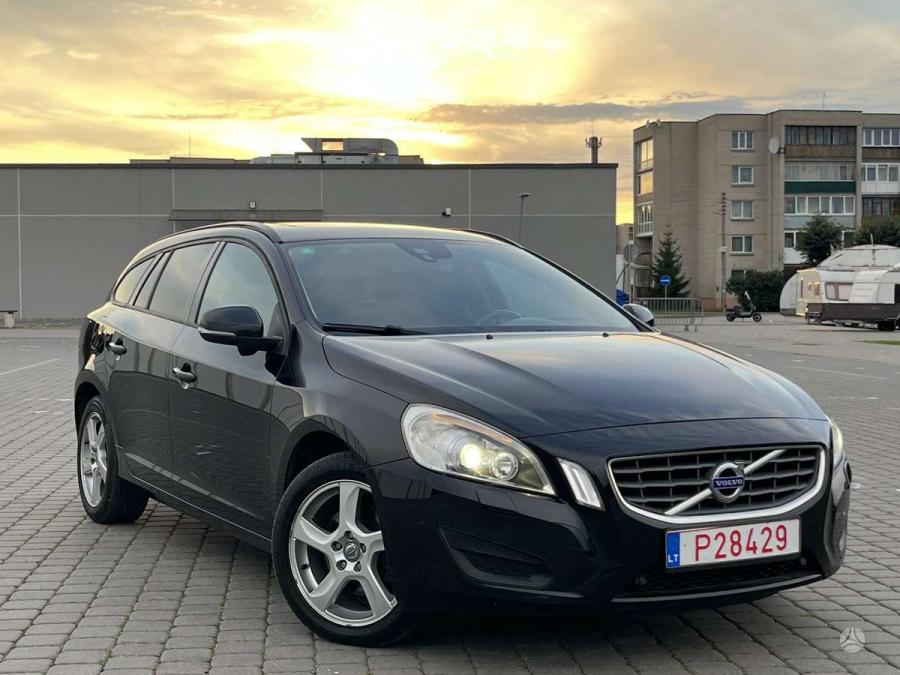 Melns Volvo V60 2012 Raseiniai, ar dzinēja tilpumu 1.98 L un nobraukumu 318 tūkst. km par 5799 €, foto 1 vietnē AUTOMOTO.COM.LV