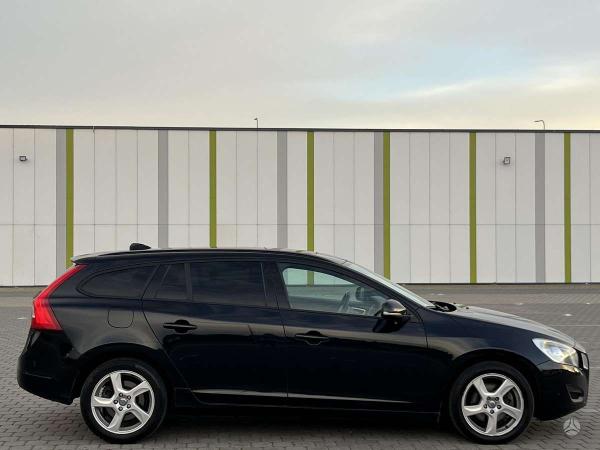 Melns Volvo V60 2012 Raseiniai, ar dzinēja tilpumu 1.98 L un nobraukumu 318 tūkst. km par 5799 €, foto 2 vietnē AUTOMOTO.COM.LV