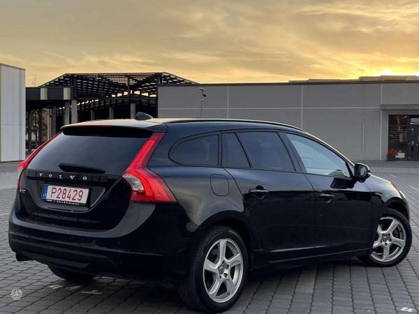 Melns Volvo V60 2012 Raseiniai, ar dzinēja tilpumu 1.98 L un nobraukumu 318 tūkst. km par 5799 €, foto 3 vietnē AUTOMOTO.COM.LV