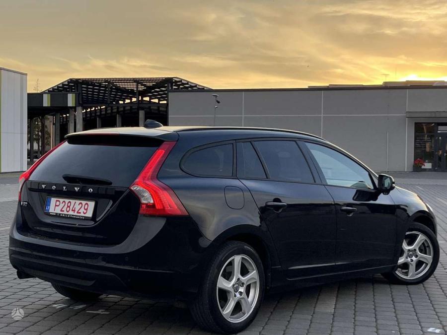 Melns Volvo V60 2012 Raseiniai, ar dzinēja tilpumu 1.98 L un nobraukumu 318 tūkst. km par 5799 €, foto 4 vietnē AUTOMOTO.COM.LV