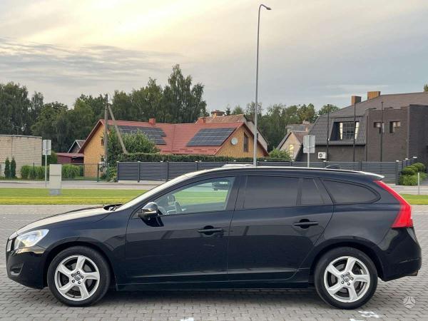 Melns Volvo V60 2012 Raseiniai, ar dzinēja tilpumu 1.98 L un nobraukumu 318 tūkst. km par 5799 €, foto 6 vietnē AUTOMOTO.COM.LV