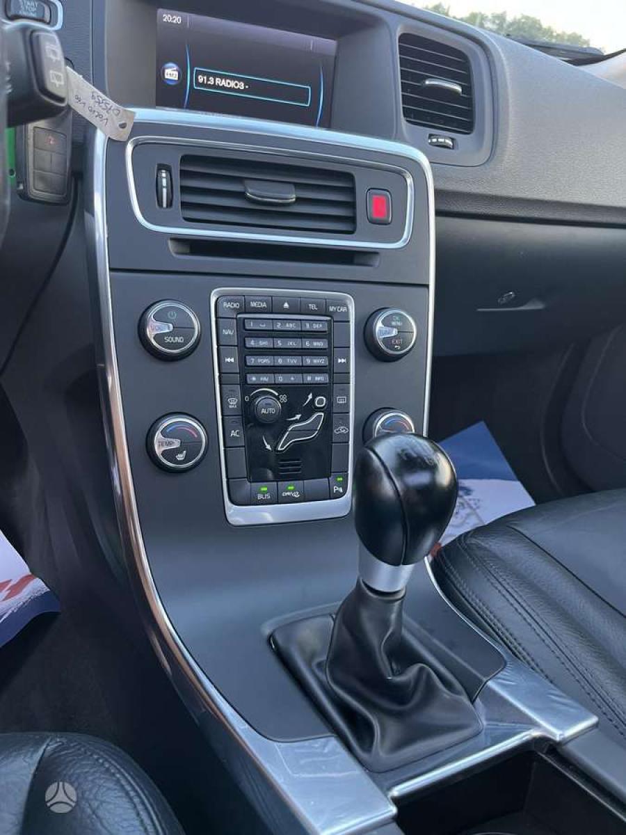 Melns Volvo V60 2012 Raseiniai, ar dzinēja tilpumu 1.98 L un nobraukumu 318 tūkst. km par 5799 €, foto 14 vietnē AUTOMOTO.COM.LV