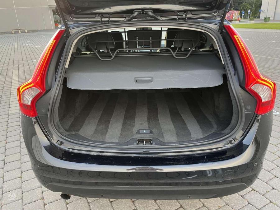 Melns Volvo V60 2012 Raseiniai, ar dzinēja tilpumu 1.98 L un nobraukumu 318 tūkst. km par 5799 €, foto 19 vietnē AUTOMOTO.COM.LV