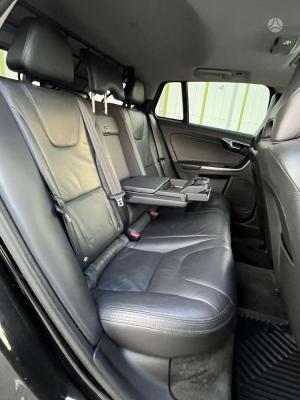 Melns Volvo V60 2012 Raseiniai, ar dzinēja tilpumu 1.98 L un nobraukumu 318 tūkst. km par 5799 €, foto 20 vietnē AUTOMOTO.COM.LV