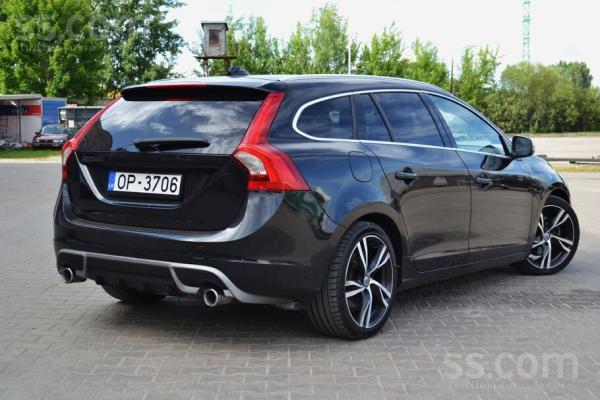 Black Volvo V60 2012 in Jelgava, with an engine capacity of 1.60 L and mileage of 0 thousand km for 6390 €, photo 3 on AUTOMOTO.COM.LV