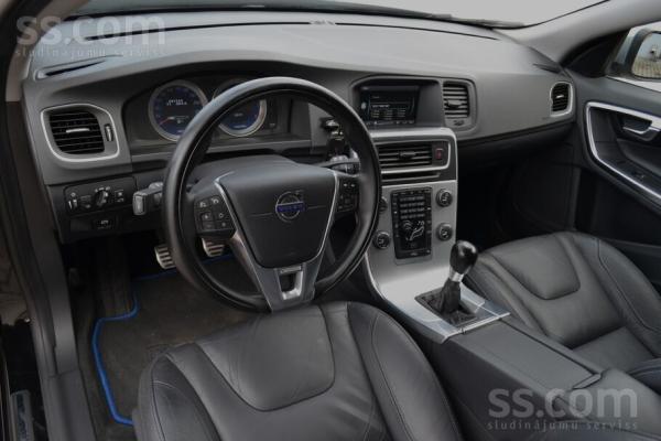 Black Volvo V60 2012 in Jelgava, with an engine capacity of 1.60 L and mileage of 0 thousand km for 6390 €, photo 7 on AUTOMOTO.COM.LV