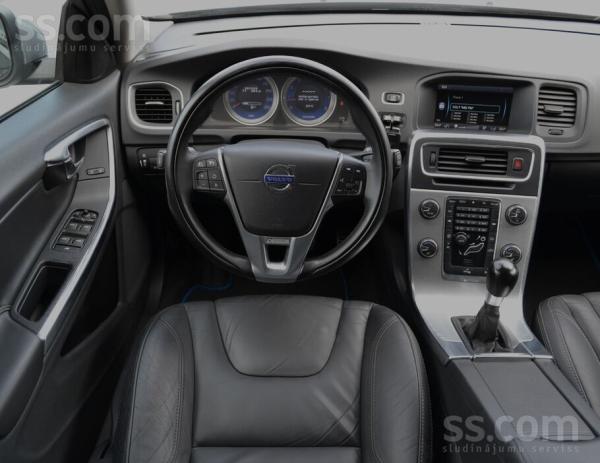 Black Volvo V60 2012 in Jelgava, with an engine capacity of 1.60 L and mileage of 0 thousand km for 6390 €, photo 8 on AUTOMOTO.COM.LV