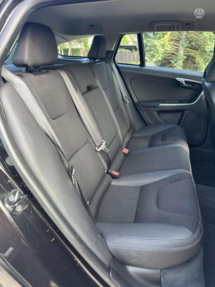 Melns Volvo V60 2012 Kauņa, ar dzinēja tilpumu 1.56 L un nobraukumu 267 tūkst. km par 5800 €, foto 5 vietnē AUTOMOTO.COM.LV