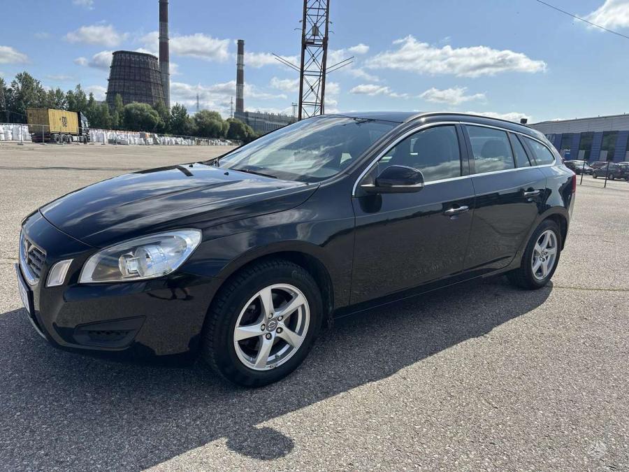 Melns Volvo V60 2012 Kauņa, ar dzinēja tilpumu 1.56 L un nobraukumu 267 tūkst. km par 5800 €, foto 13 vietnē AUTOMOTO.COM.LV