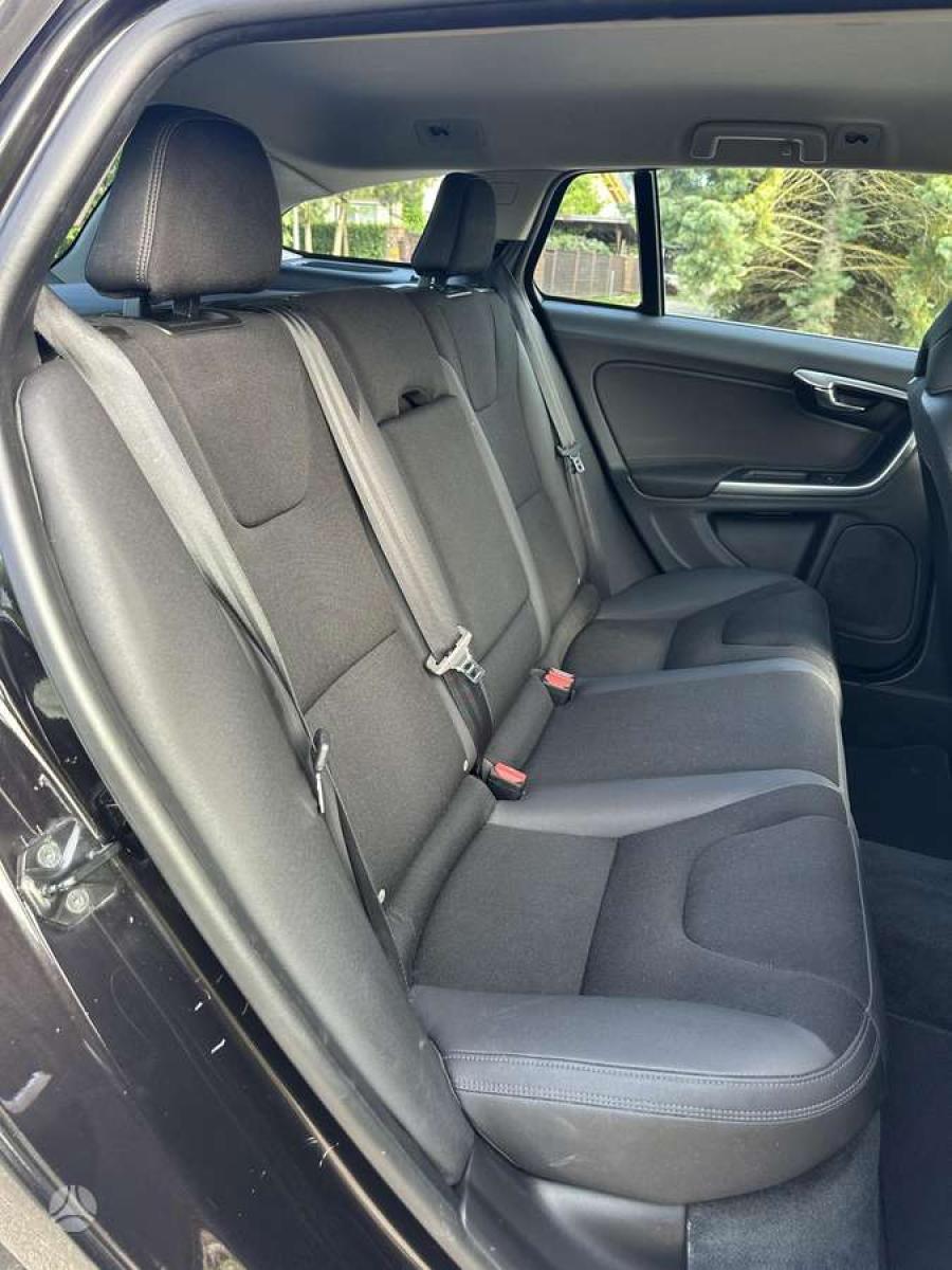 Melns Volvo V60 2012 Kauņa, ar dzinēja tilpumu 1.56 L un nobraukumu 267 tūkst. km par 5800 €, foto 31 vietnē AUTOMOTO.COM.LV