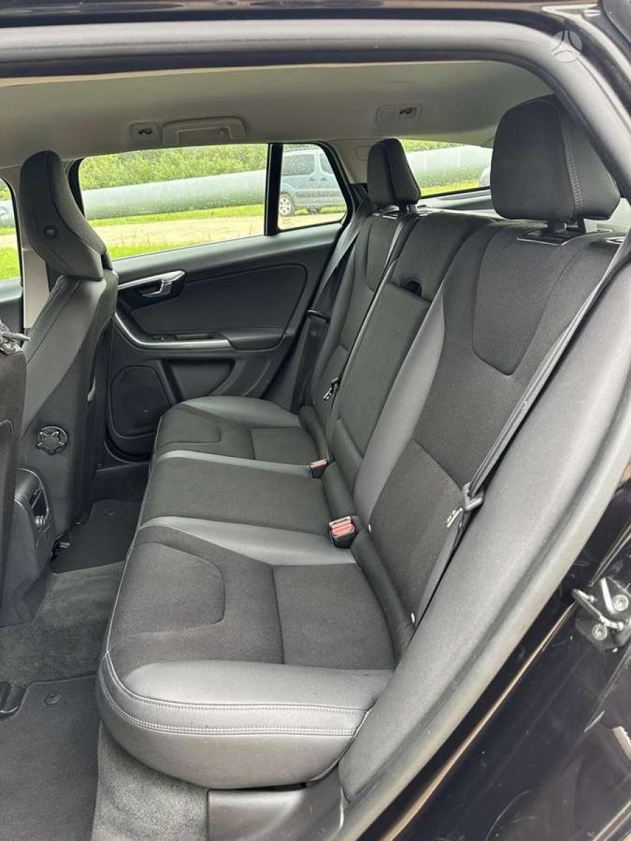 Melns Volvo V60 2012 Kauņa, ar dzinēja tilpumu 1.56 L un nobraukumu 267 tūkst. km par 5800 €, foto 46 vietnē AUTOMOTO.COM.LV