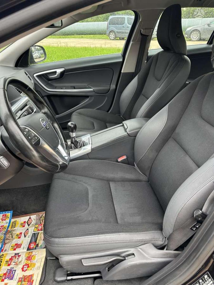 Melns Volvo V60 2012 Kauņa, ar dzinēja tilpumu 1.56 L un nobraukumu 267 tūkst. km par 5800 €, foto 47 vietnē AUTOMOTO.COM.LV