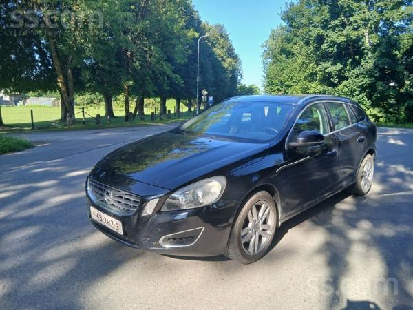 Black Volvo V60 2012 in Ogre, with an engine capacity of 1.60 L and mileage of 293 thousand km for 3200 €, photo 1 on AUTOMOTO.COM.LV