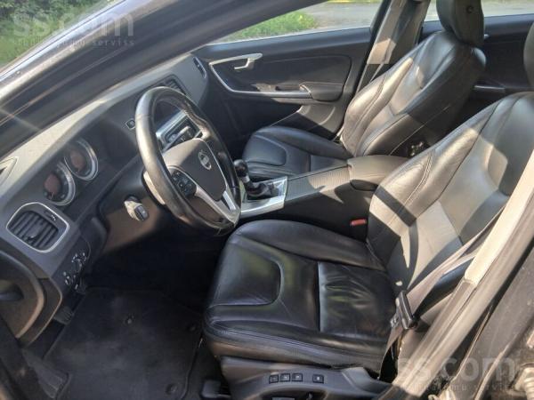 Black Volvo V60 2012 in Ogre, with an engine capacity of 1.60 L and mileage of 293 thousand km for 3200 €, photo 8 on AUTOMOTO.COM.LV