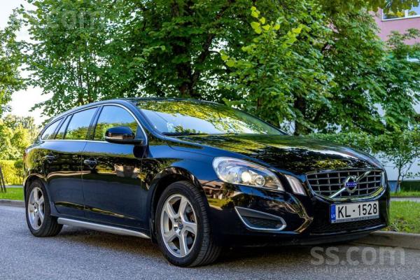 Melns Volvo V60 2012 Limbaži, ar dzinēja tilpumu 2.00 L un nobraukumu 302 tūkst. km par 4500 €, foto 3 vietnē AUTOMOTO.COM.LV