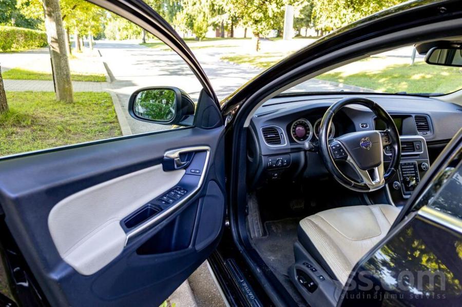 Melns Volvo V60 2012 Limbaži, ar dzinēja tilpumu 2.00 L un nobraukumu 302 tūkst. km par 4500 €, foto 13 vietnē AUTOMOTO.COM.LV