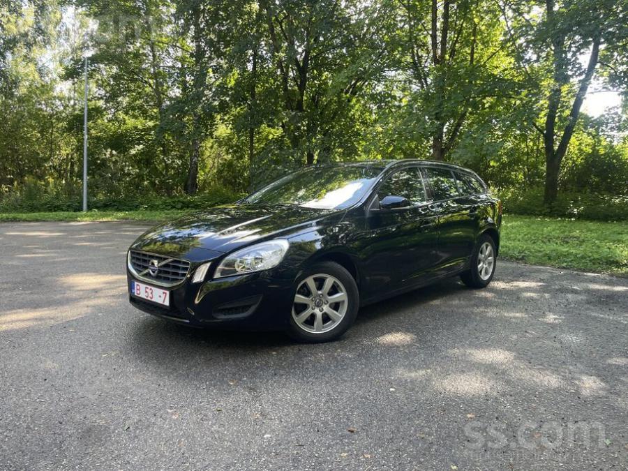 Black Volvo V60 2012 in Riga, with an engine capacity of 2.00 L and mileage of 220 thousand km for 5800 €, photo 1 on AUTOMOTO.COM.LV