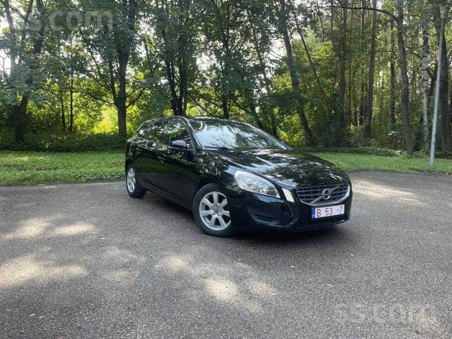Black Volvo V60 2012 in Riga, with an engine capacity of 2.00 L and mileage of 220 thousand km for 5800 €, photo 3 on AUTOMOTO.COM.LV
